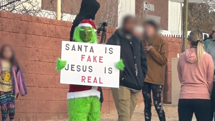 Preacher dressed as Grinch tells kids 'Santa is fake, Jesus is real ...